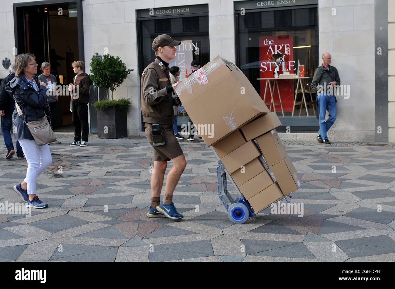 Upsdelivery man hi-res stock photography and images - Alamy