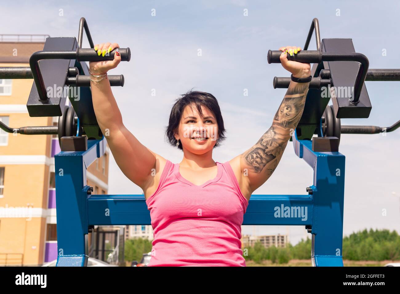 Chest press hi-res stock photography and images - Alamy