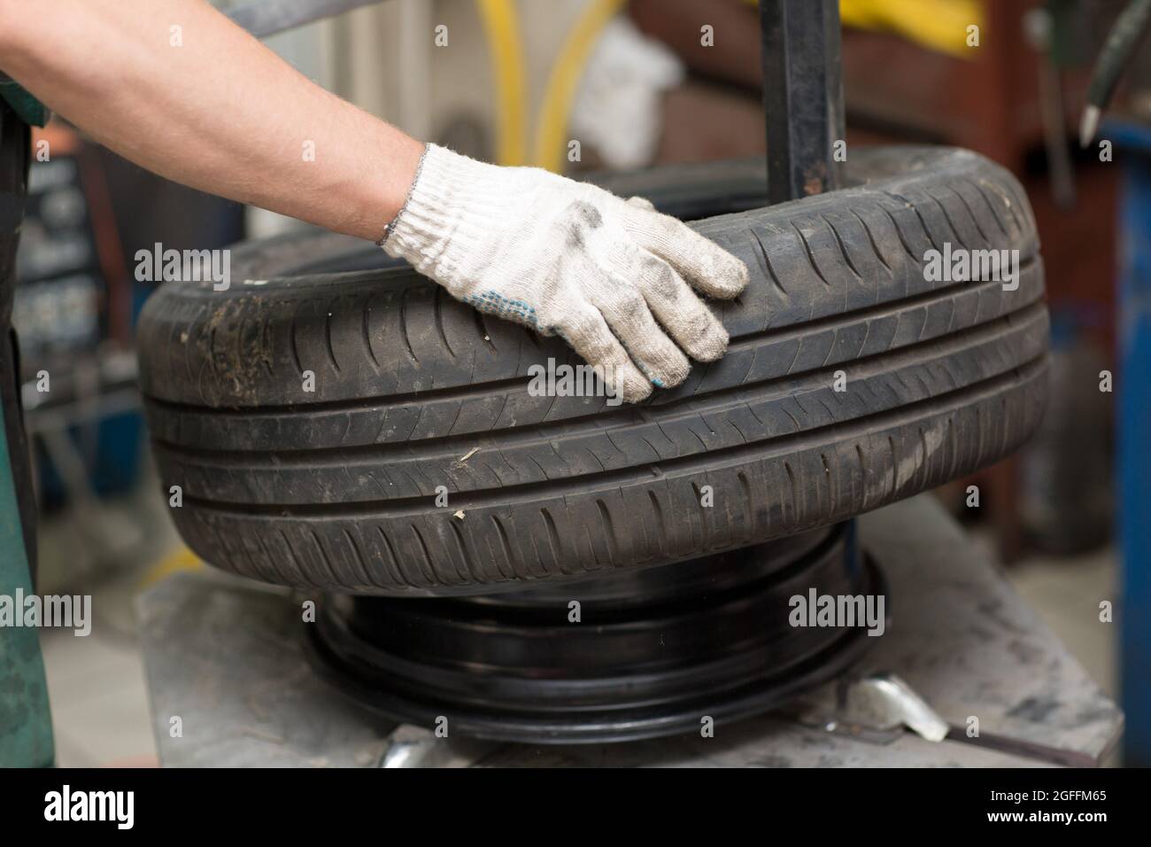 Mechanic changing car tire fitting. Wheel tyre repairing Stock Photo ...