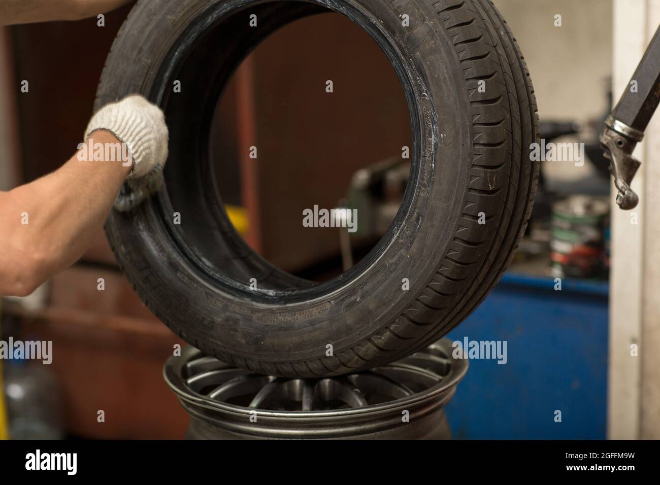 Mechanic changing car tire fitting. Wheel tyre repairing Stock Photo ...