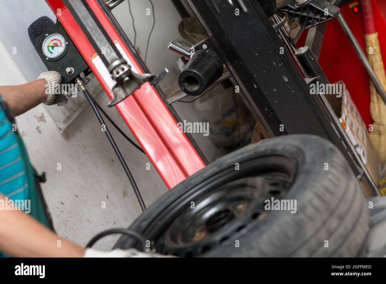 Mechanic changing car tire fitting. Wheel tyre repairing Stock Photo ...