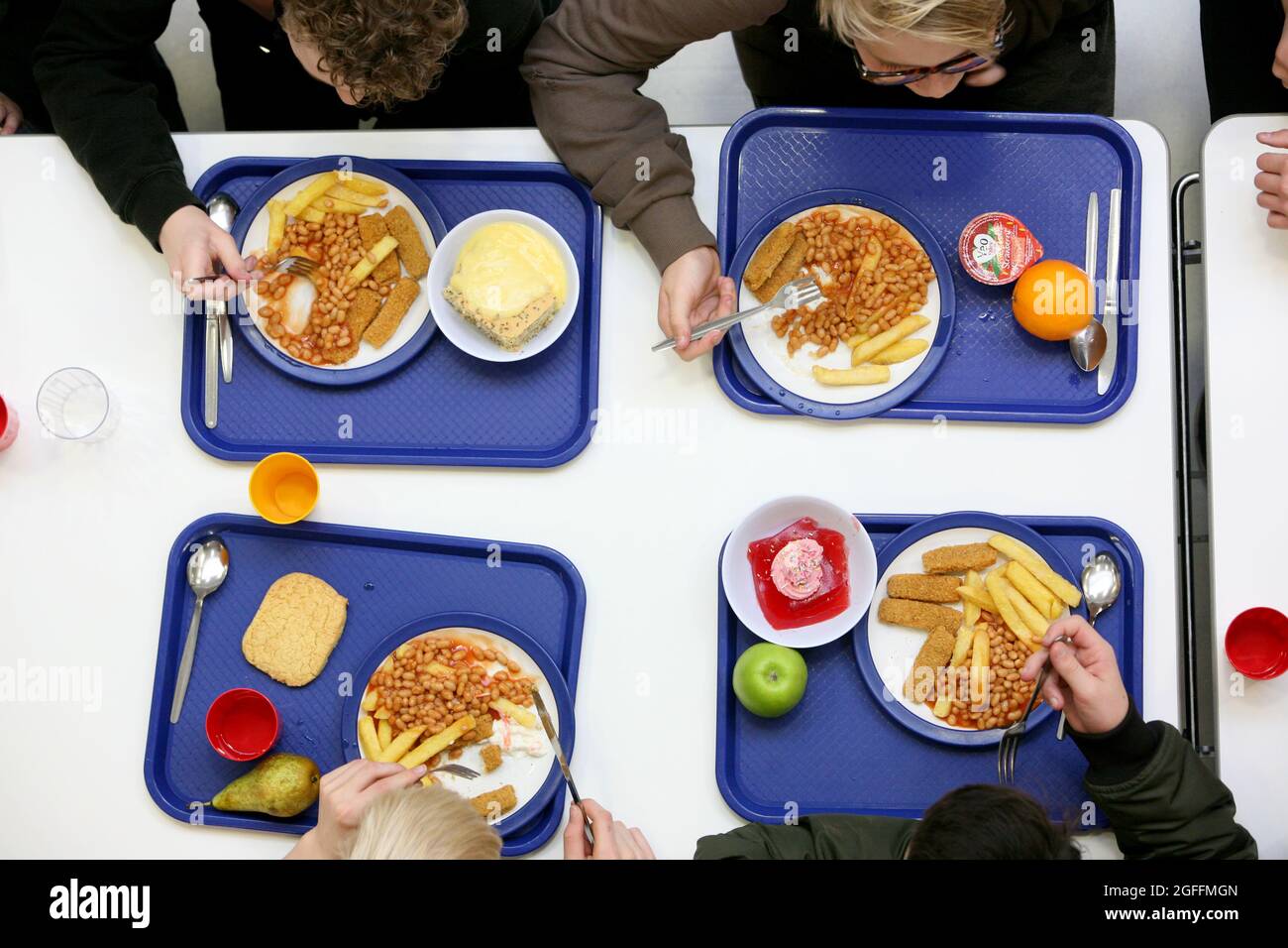 Children school lunch dinner uk hi-res stock photography and images - Alamy