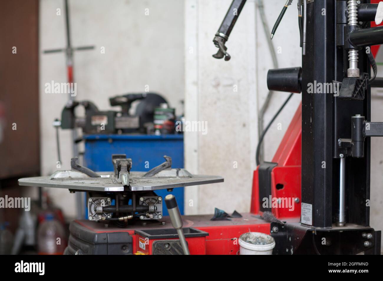 Tyre fitting machine hi-res stock photography and images - Alamy