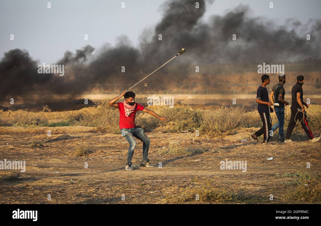 Slingshot gaza hi-res stock photography and images - Alamy