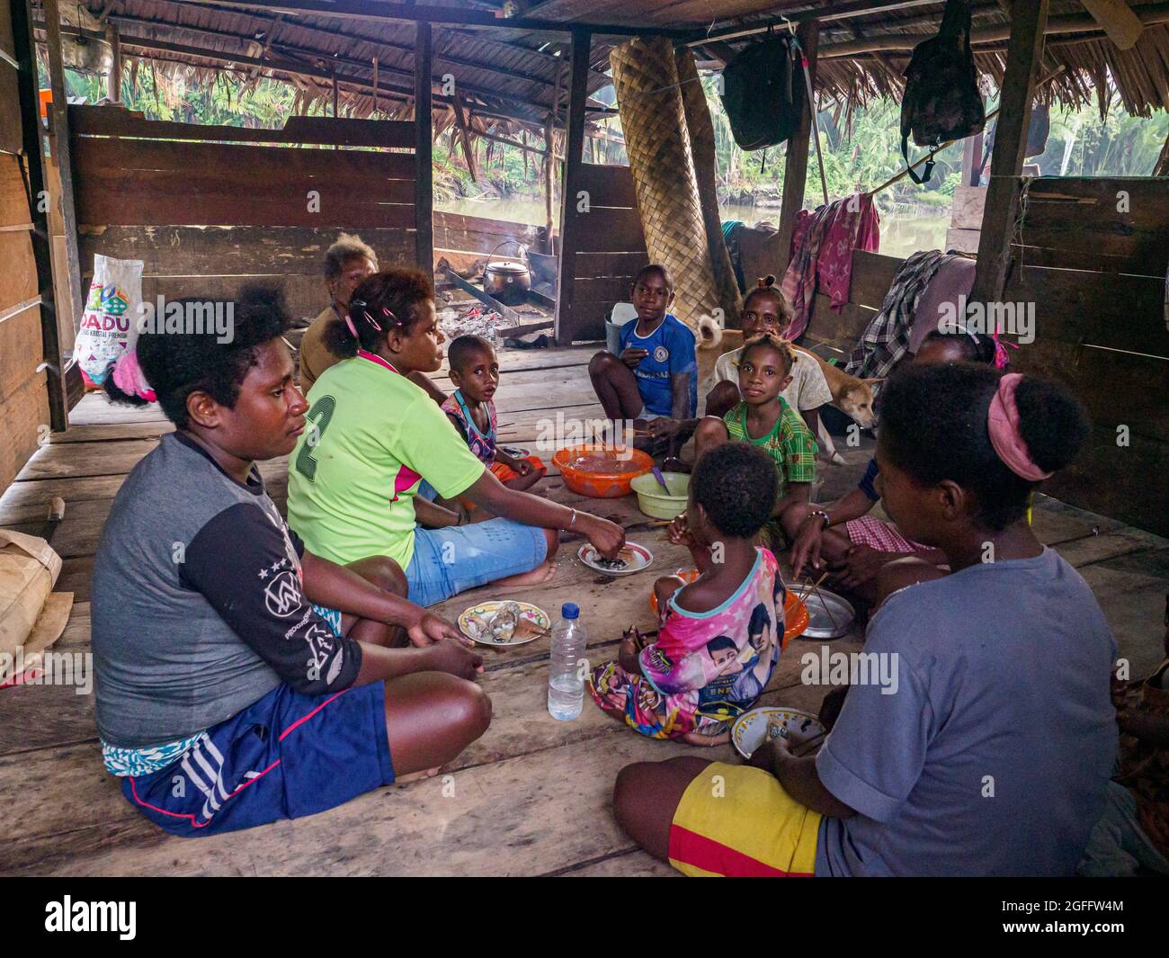 Aboriginal family eating hi-res stock photography and images - Alamy