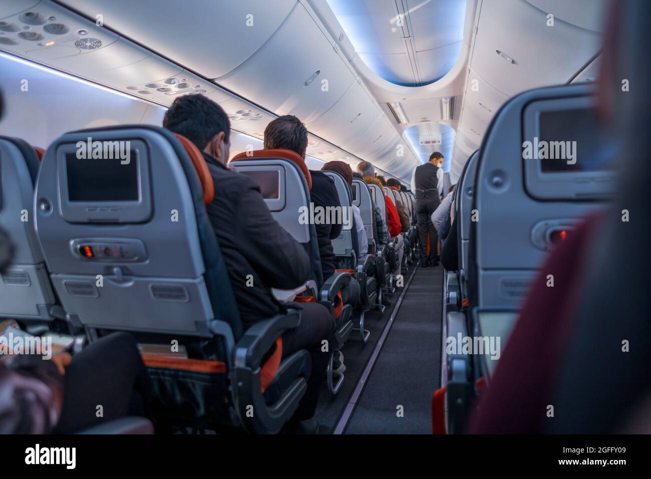 Passenger flight mask 2021 hi-res stock photography and images - Alamy