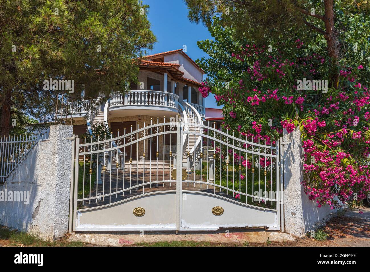 Beautiful home private gates hi-res stock photography and images - Alamy