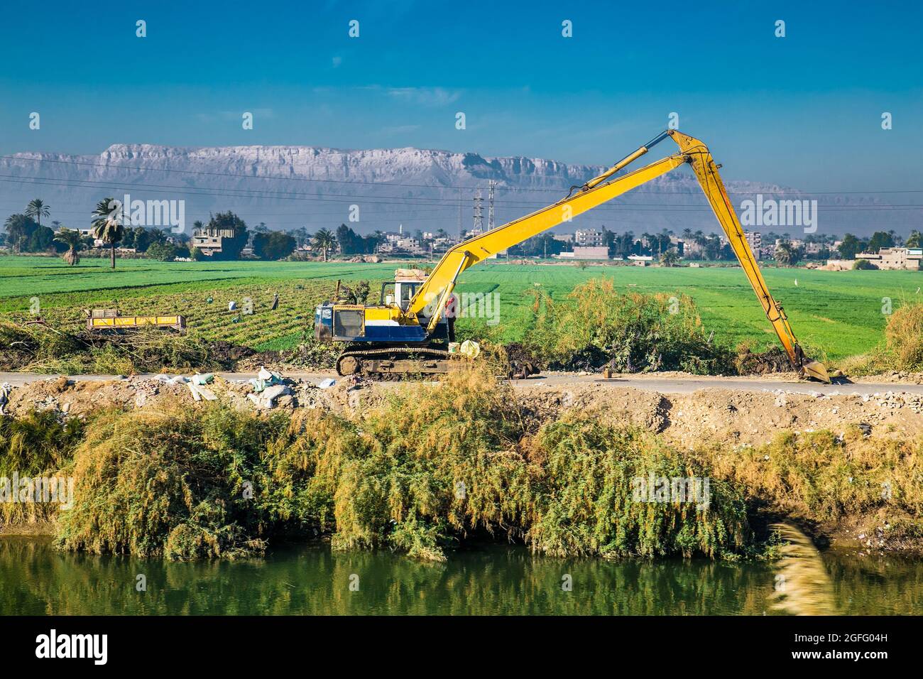 Egyptian countryside near the Nile irrigation canal . Green landscape ...