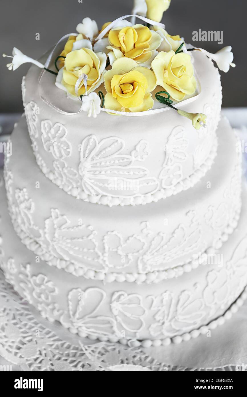 Beautiful wedding cake decorated with yellow roses Stock Photo - Alamy