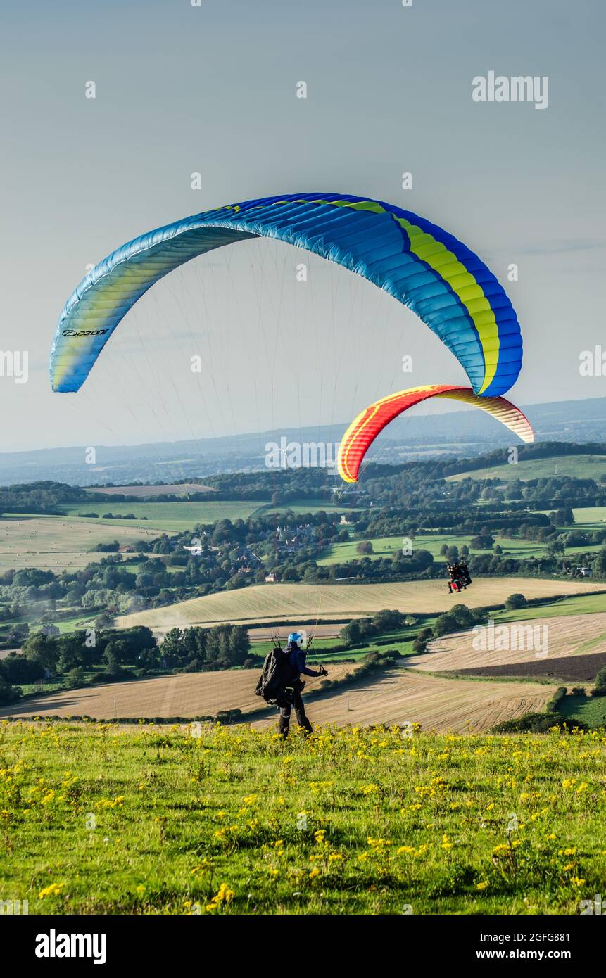 Firle, Lewes, East Sussex, UK. 25th Aug, 2021. Paragliders in the ...