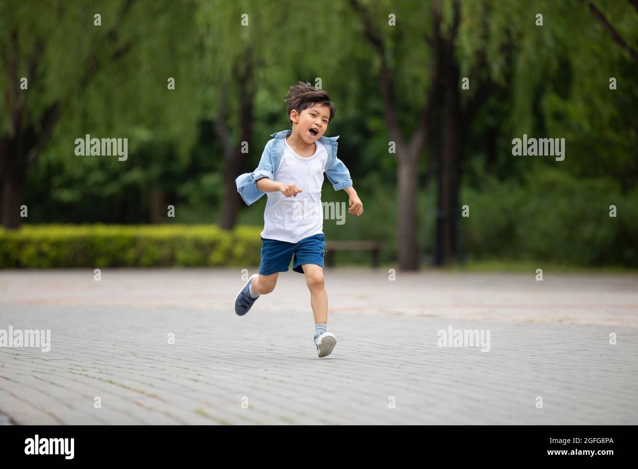 Little boy running in park Stock Photo - Alamy