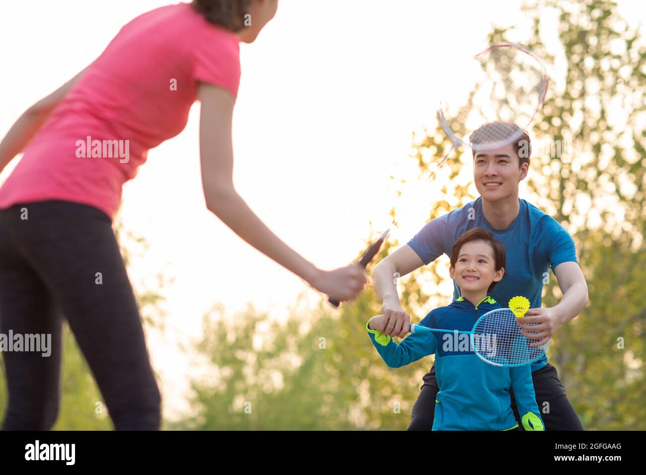Family playing badminton hi-res stock photography and images - Alamy