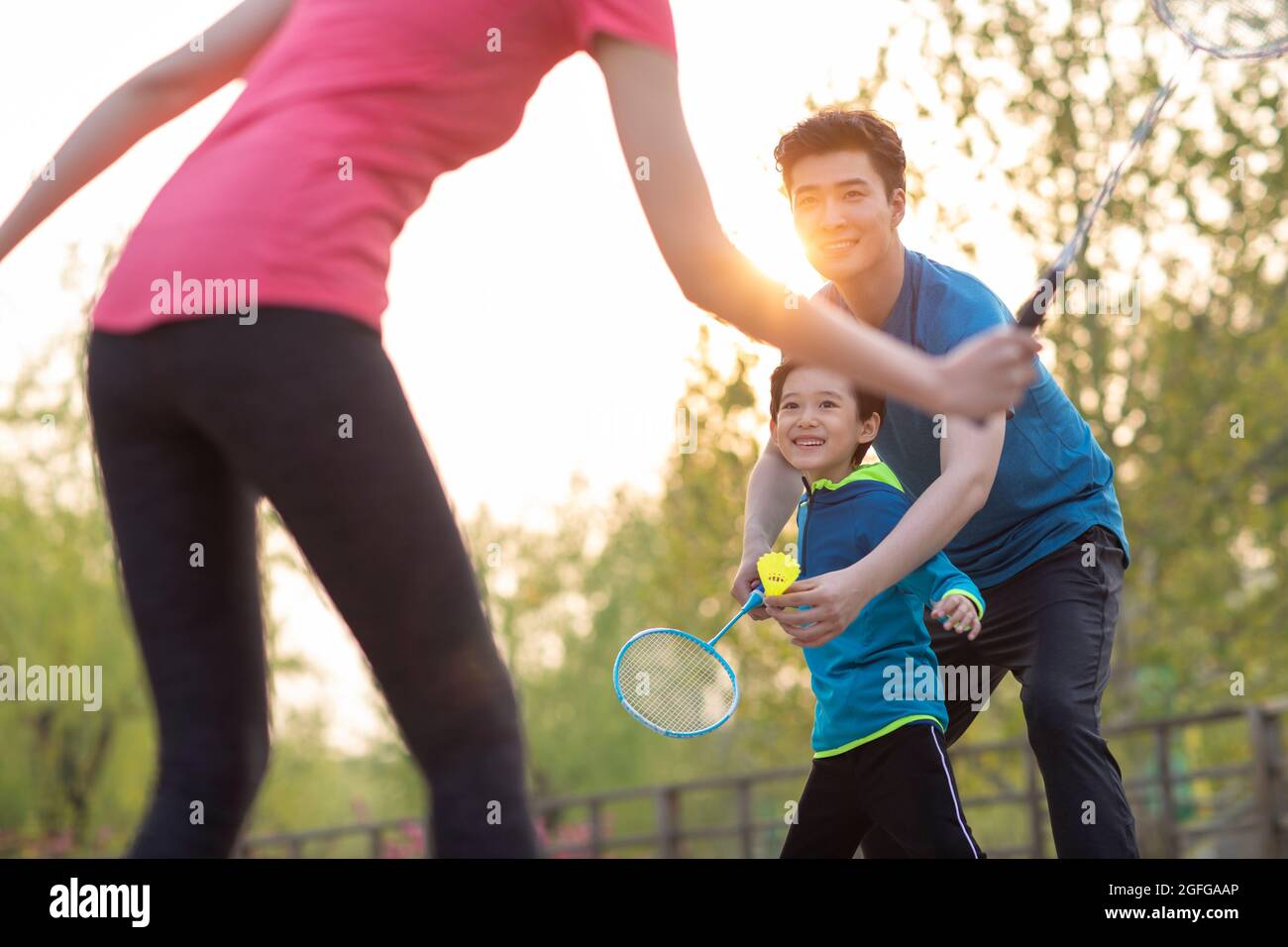 Family playing badminton hi-res stock photography and images - Alamy