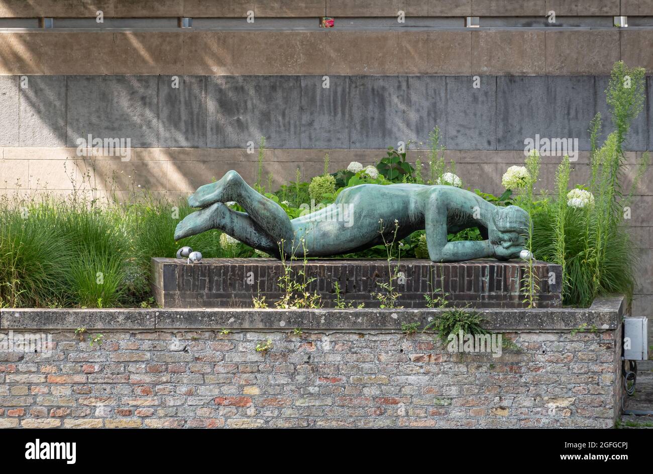 Lying female sculpture hi-res stock photography and images - Alamy
