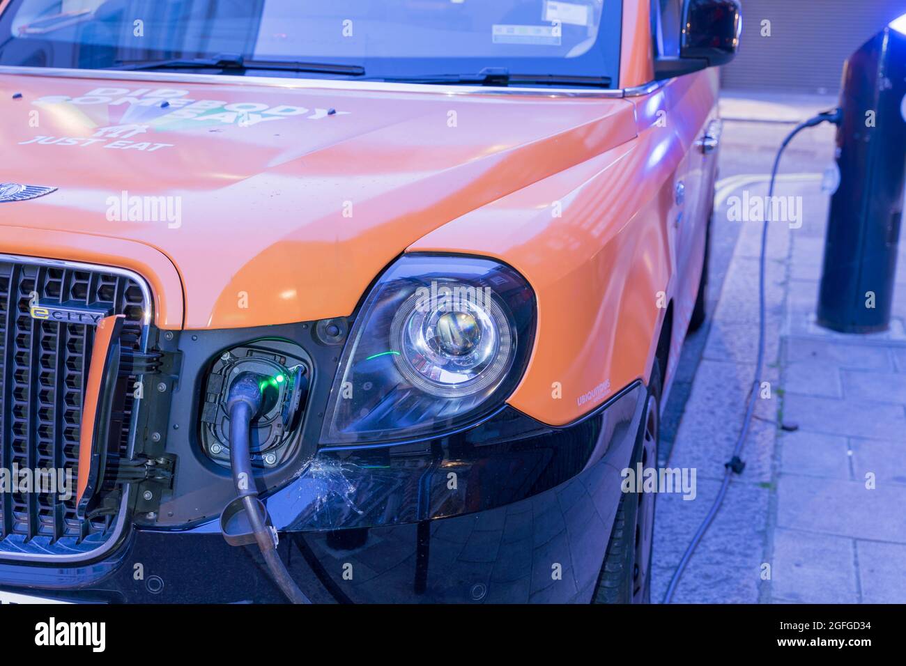 Oxford Circus, London, UK. 25th August 2021. LEVC TX VISTA COMFORT PLUS ...