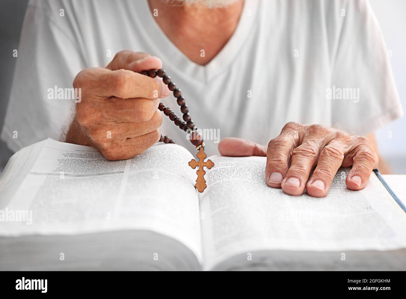 Old man reading the Bible Stock Photo - Alamy