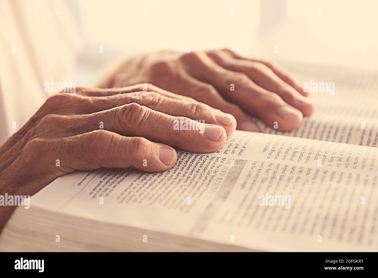 Old man reading the Bible Stock Photo - Alamy