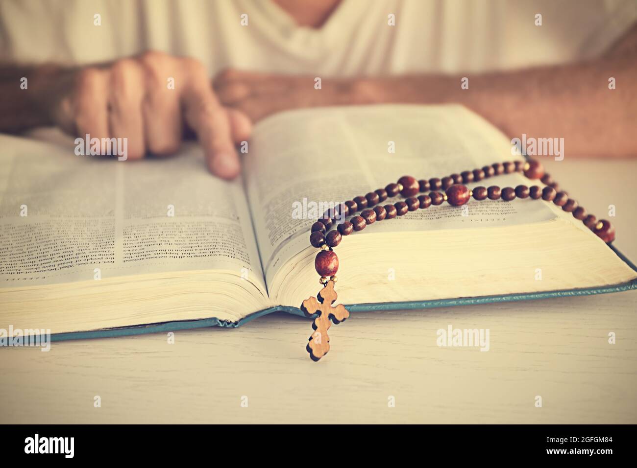 Old man reading the Bible Stock Photo - Alamy
