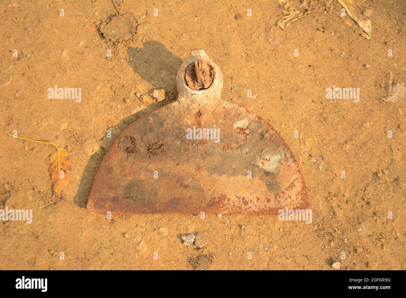 rusty hoe with broken handle on dirt floor Stock Photo - Alamy