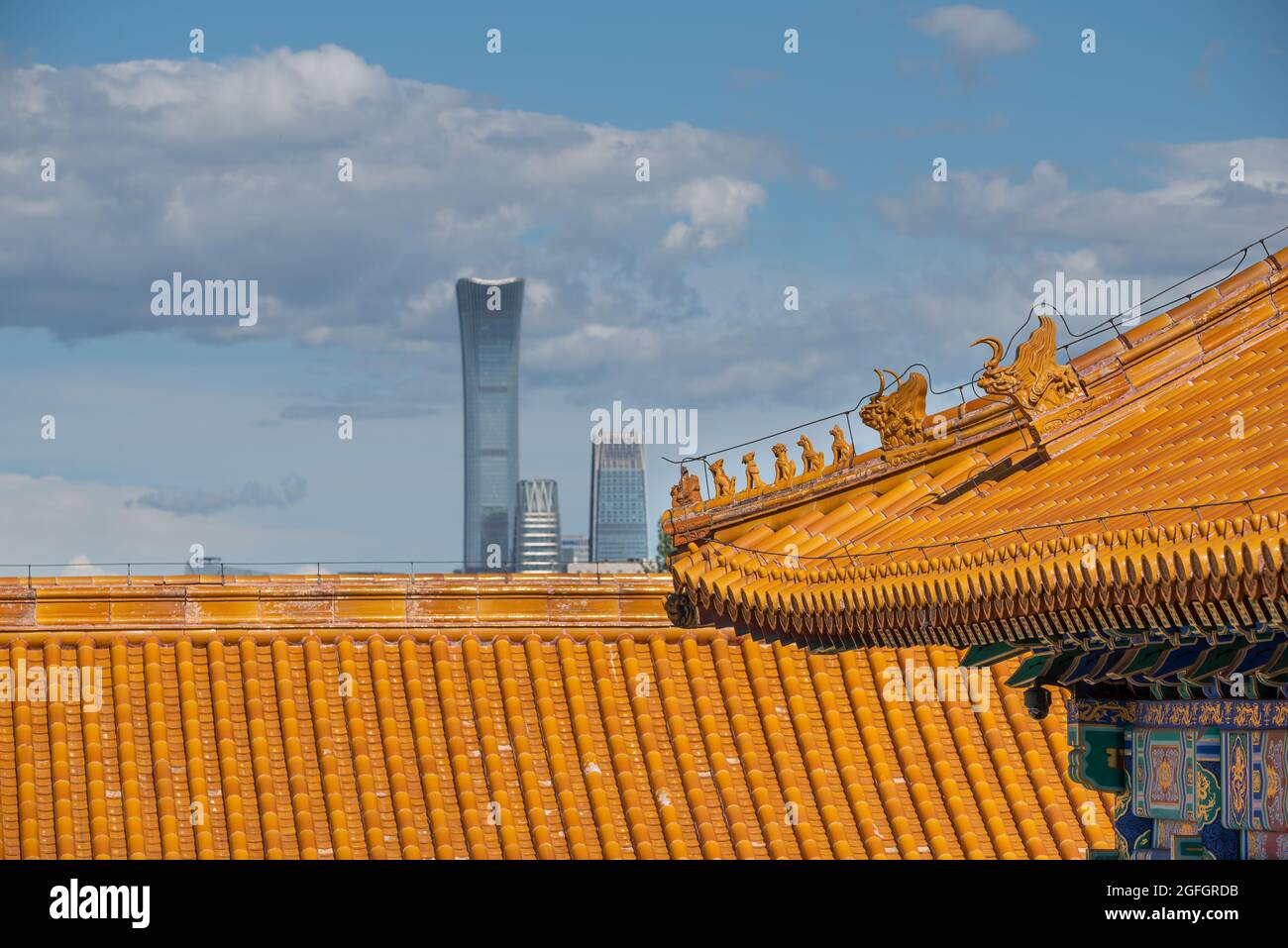 The immortal and beasts on the eaves of the building in Forbidden City ...