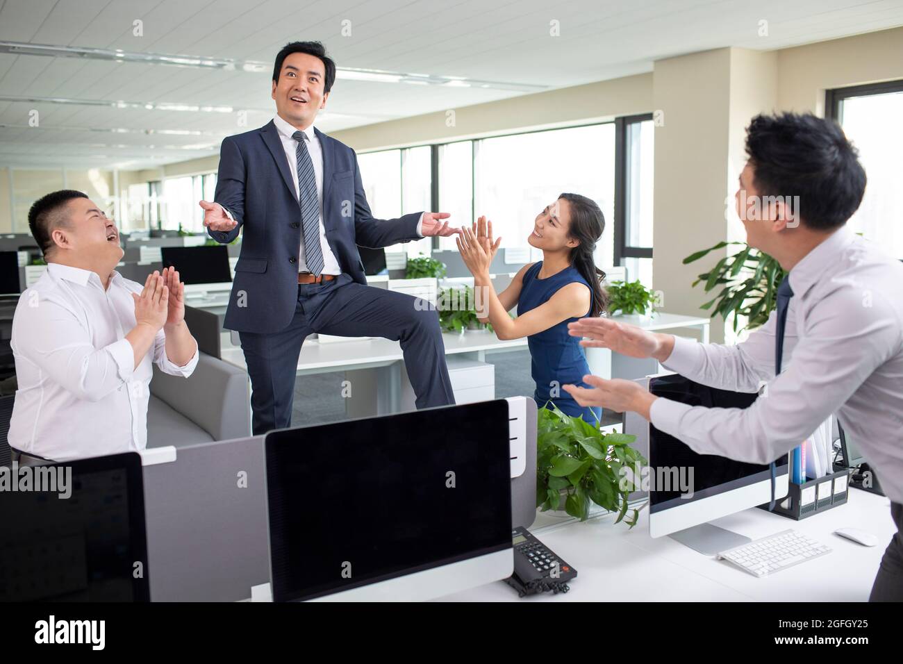 Business people clapping hands in office Stock Photo - Alamy