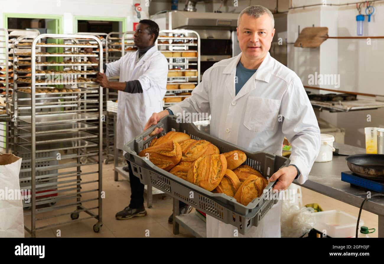 Carrying fresh bread hi-res stock photography and images - Alamy