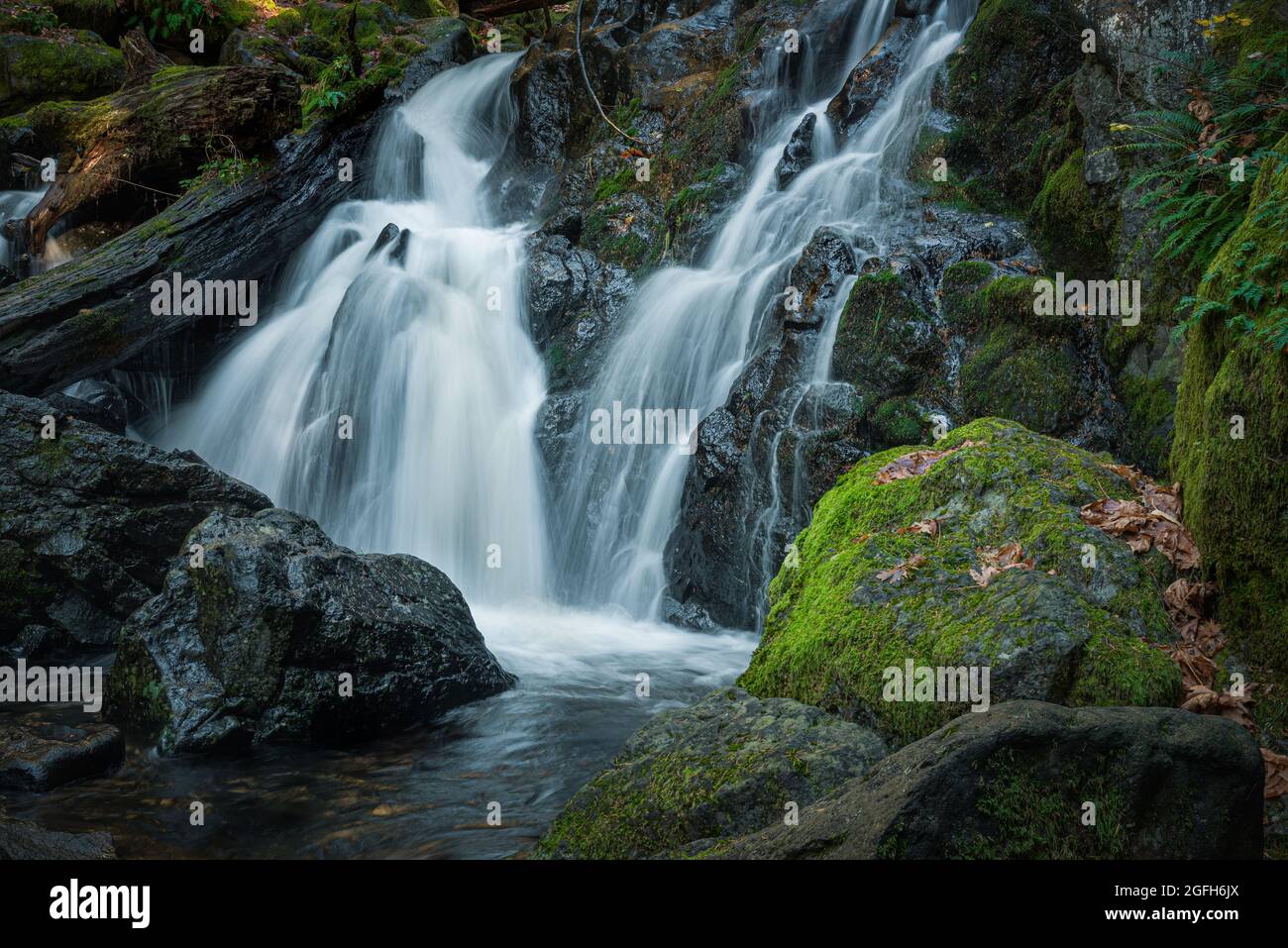 Beautiful waterfall landscape in the Columbia River Gorge, Washington ...