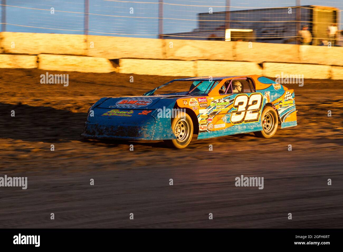 Stock car rounds a turn during the Super Stock Feature Stock Photo - Alamy