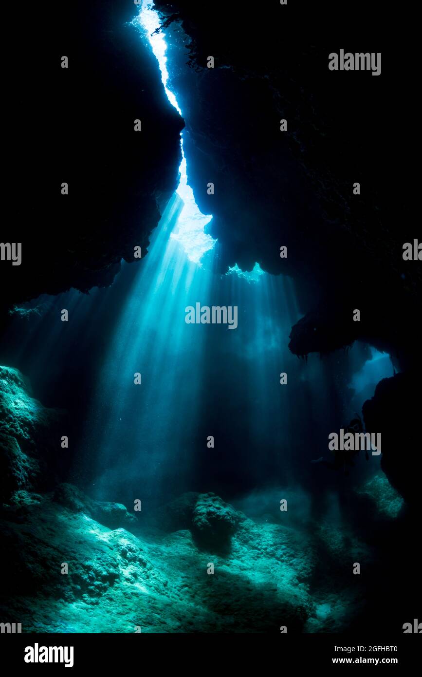 Cave with sunlight and water hi-res stock photography and images - Alamy