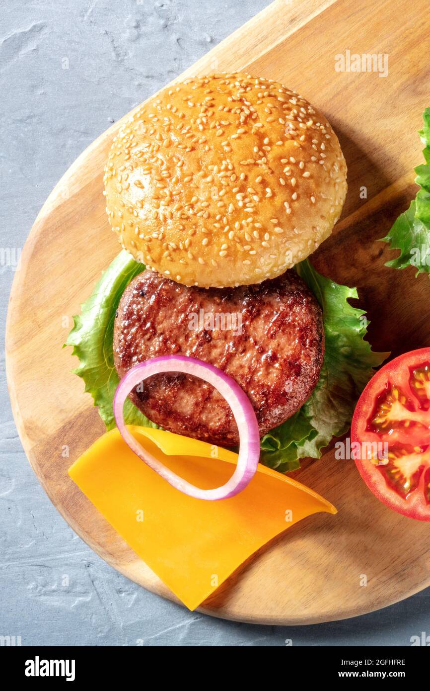 Burger ingredients close-up. Homemade hamburger preparation with beef ...