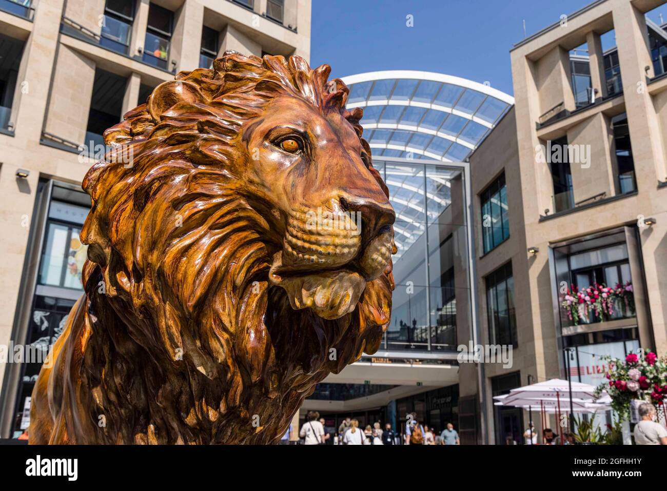 Life sized lion sculptures hi-res stock photography and images - Alamy