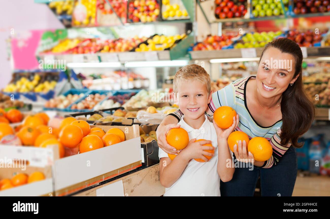 mother with little boy buying oranges at store Stock Photo - Alamy
