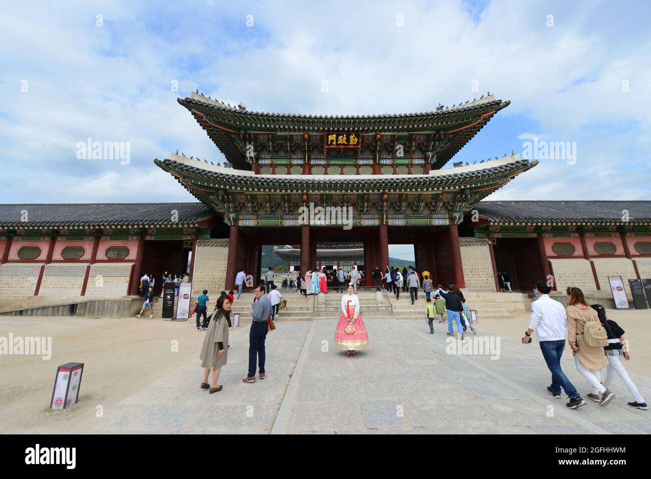 Korean traditional gate hi-res stock photography and images - Alamy