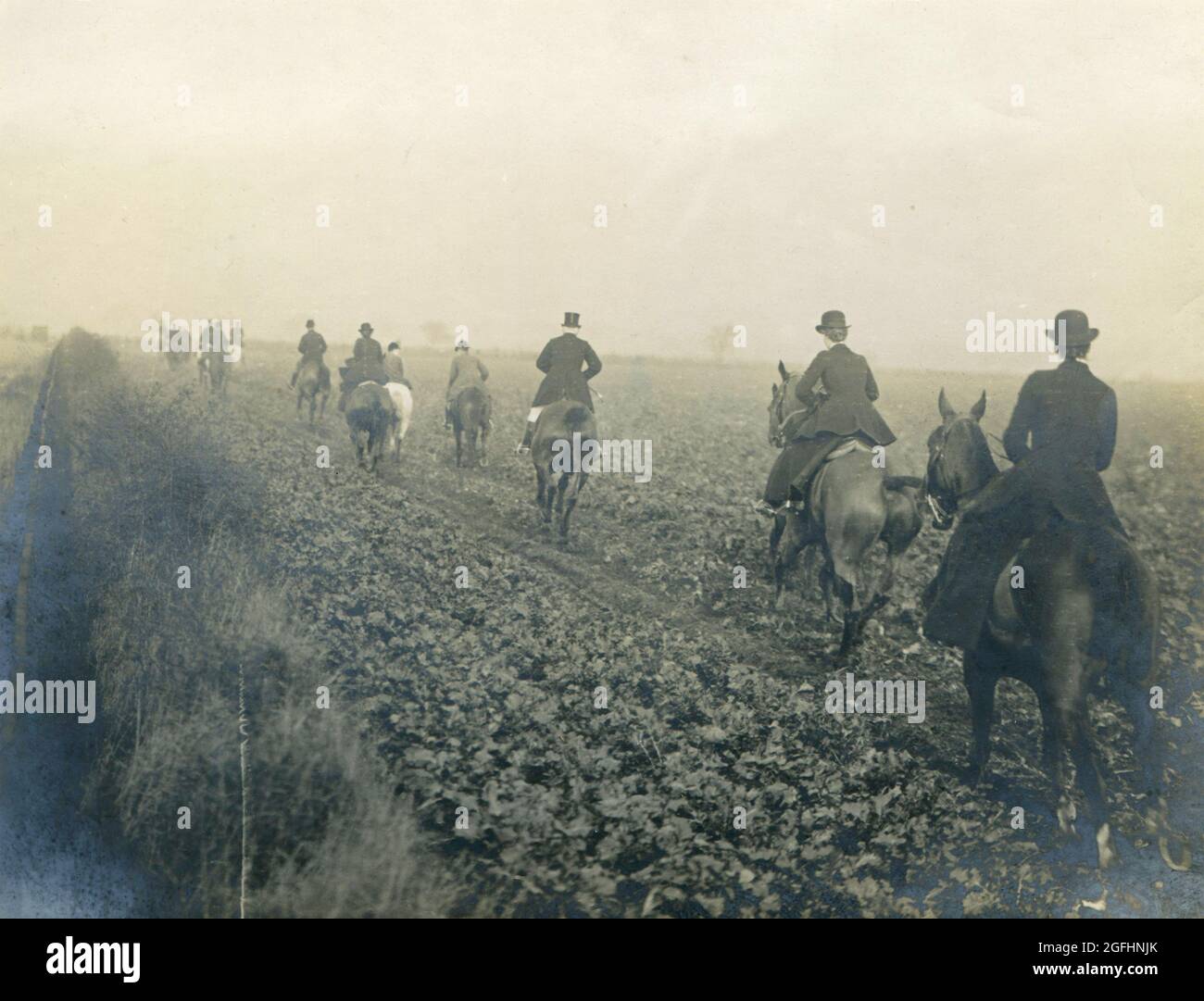 Horse riders ready for fox hunting, UK 1908 Stock Photo - Alamy
