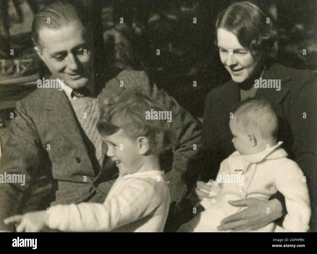 Family portrait 1960s hi-res stock photography and images - Alamy