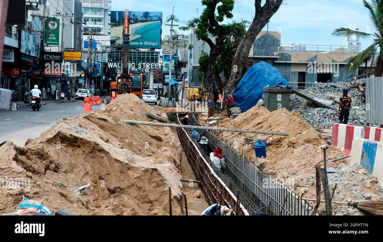 Construction workers digging hole hi-res stock photography and images ...