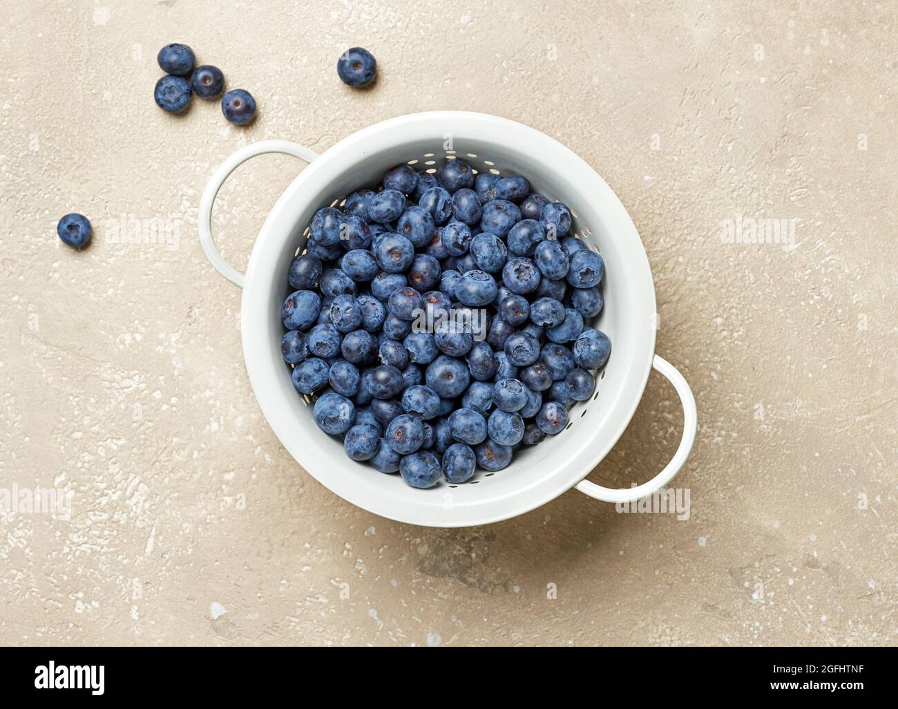 Blueberries in white colander hi-res stock photography and images - Alamy