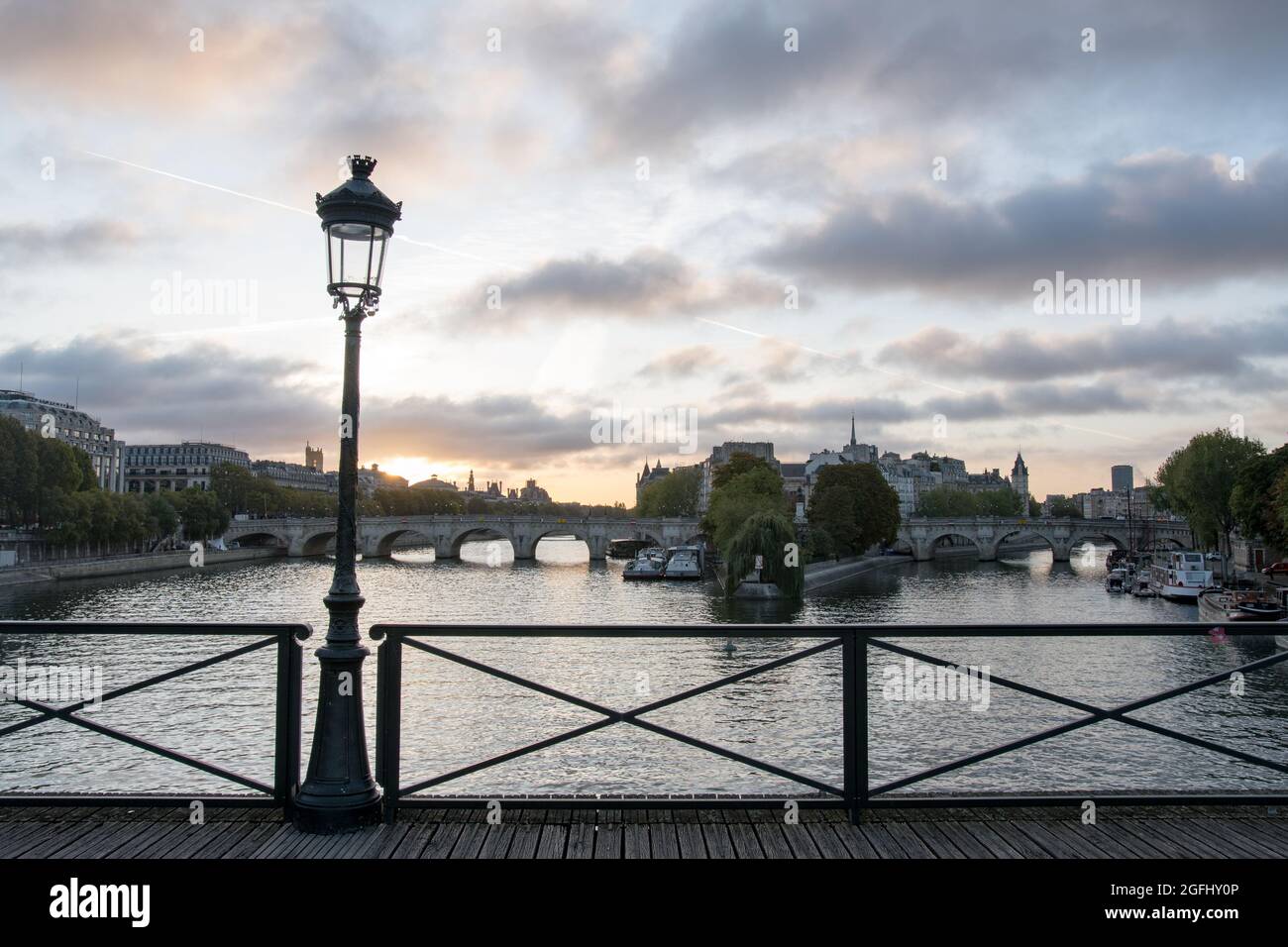 Paris in the morning hi-res stock photography and images - Alamy