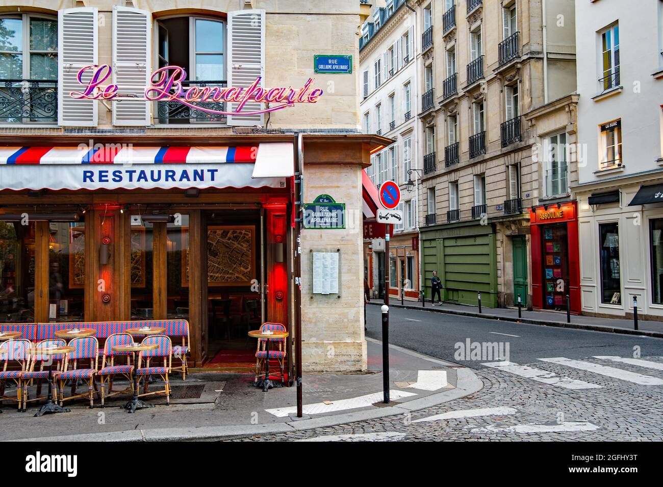 A traditional bistro in Paris Stock Photo - Alamy