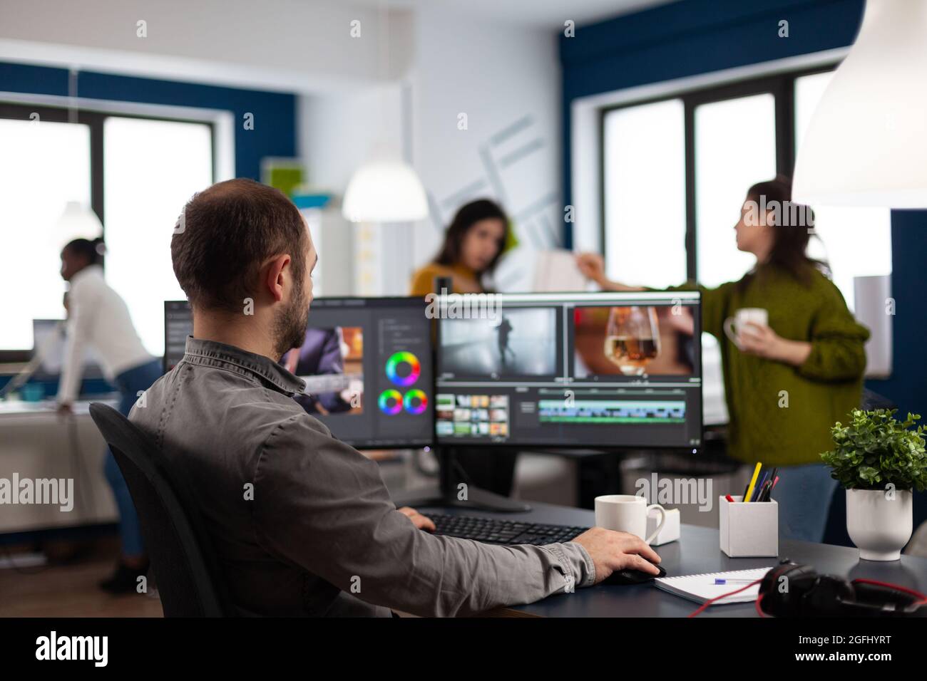 Dual monitor setup hi-res stock photography and images - Alamy