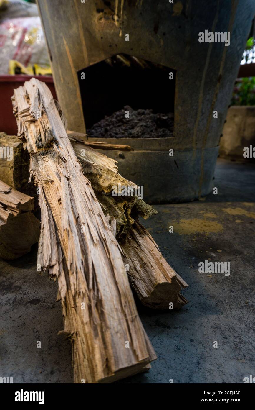 Cooking with firewood india hi-res stock photography and images - Alamy