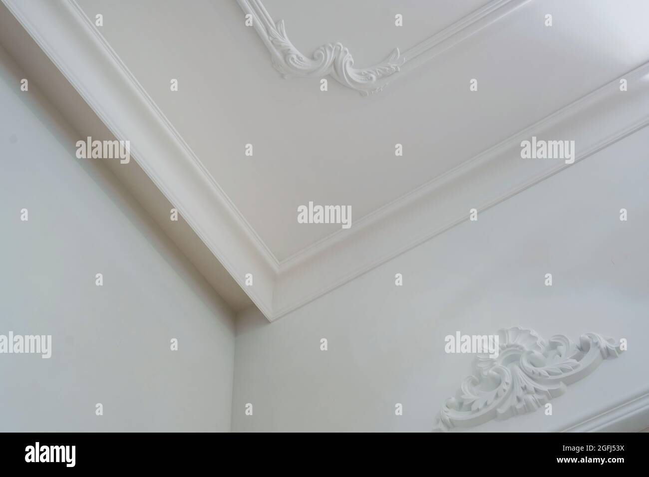 Detail of corner ceiling and walls with intricate crown moulding Stock ...