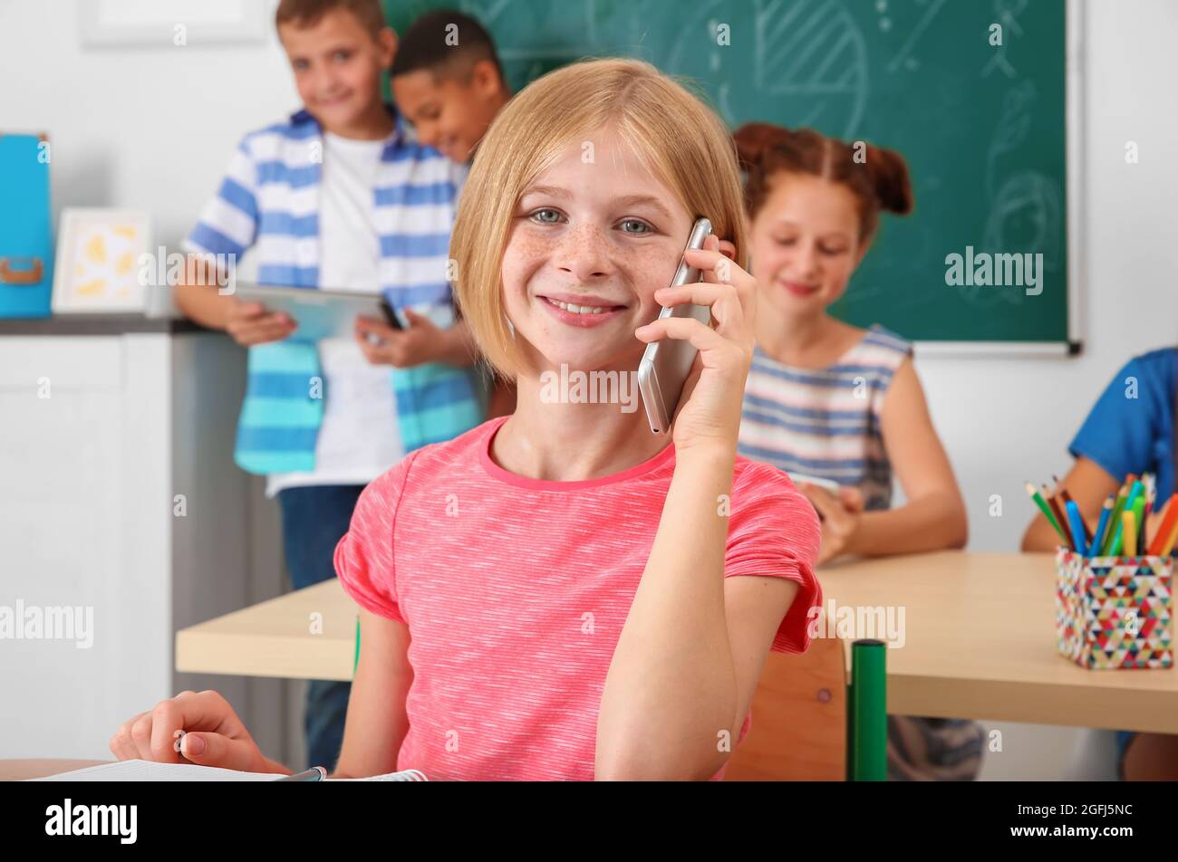 School classroom pupils phone hi-res stock photography and images - Alamy