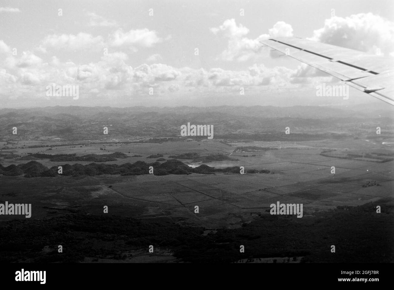 Blick auf Puerto Rico aus dem Flugzeugfenster, 1967. View over Puerto ...