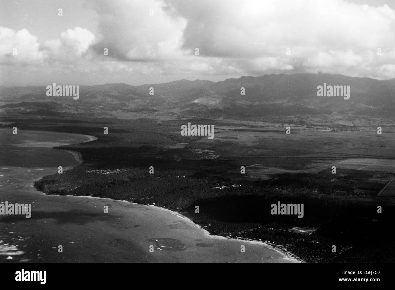 Blick auf Puerto Rico aus dem Flugzeugfenster, 1967. View over Puerto ...