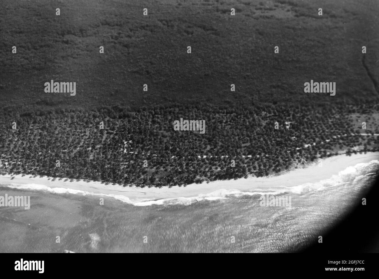 Blick auf Puerto Rico aus dem Flugzeugfenster, 1967. View over Puerto ...