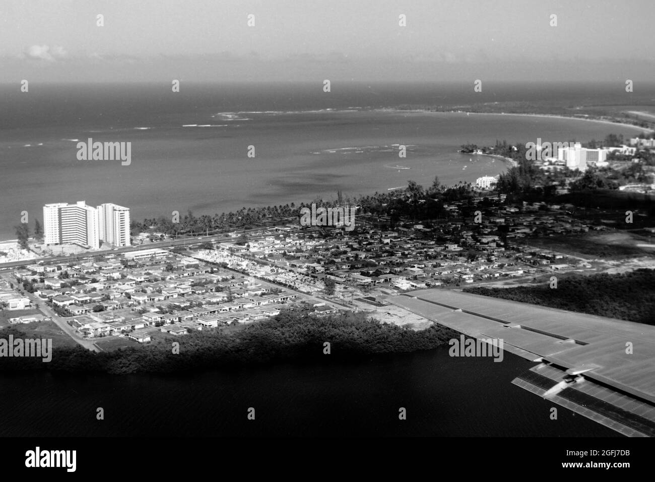 Blick auf Puerto Rico aus dem Flugzeugfenster, 1967. View over Puerto ...