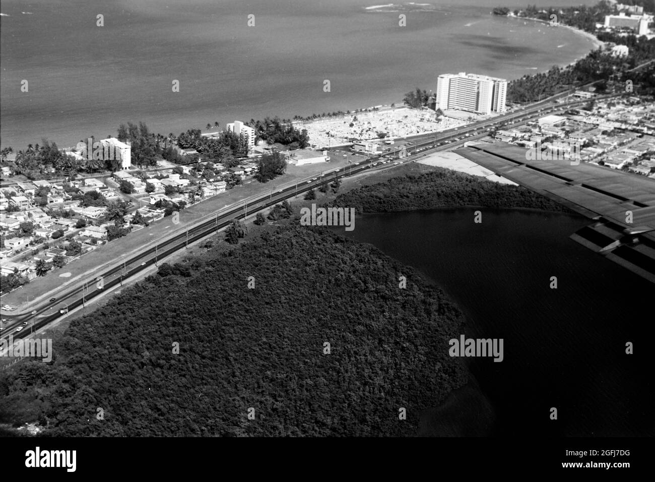 Blick auf Puerto Rico aus dem Flugzeugfenster, 1967. View over Puerto ...