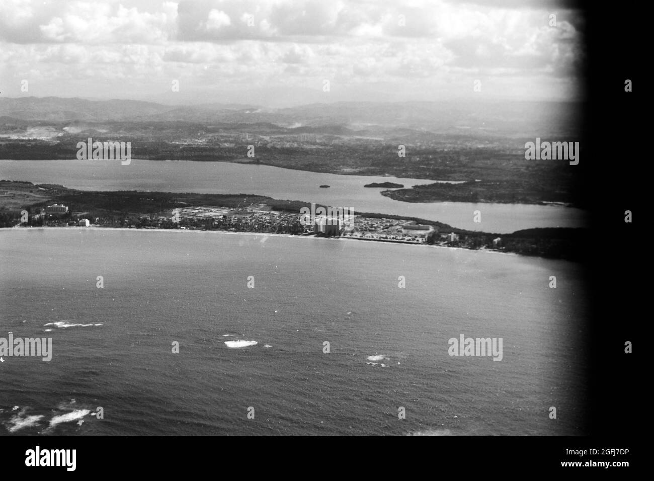 Blick auf Puerto Rico aus dem Flugzeugfenster, 1967. View over Puerto ...