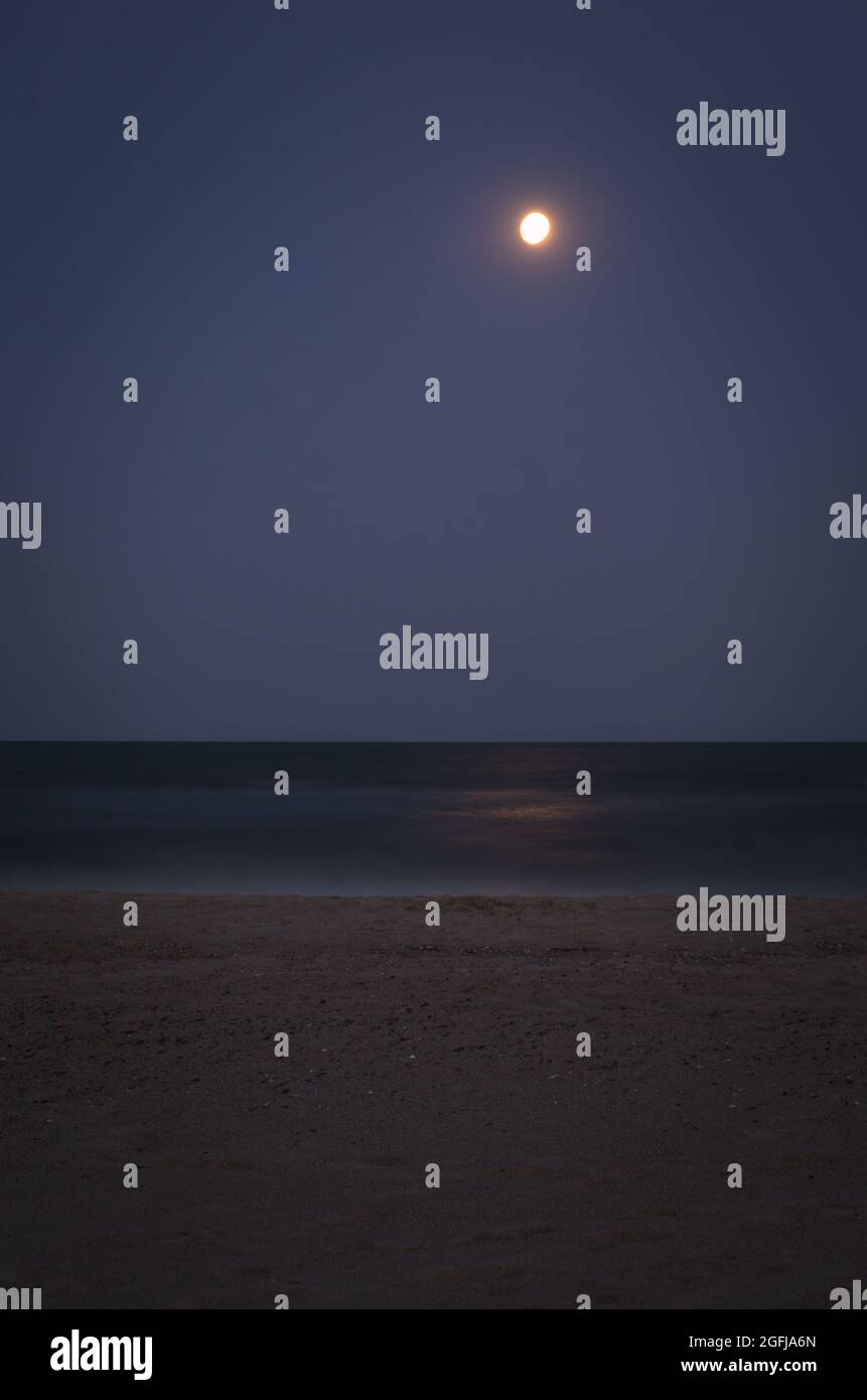 Night seascape hi-res stock photography and images - Alamy